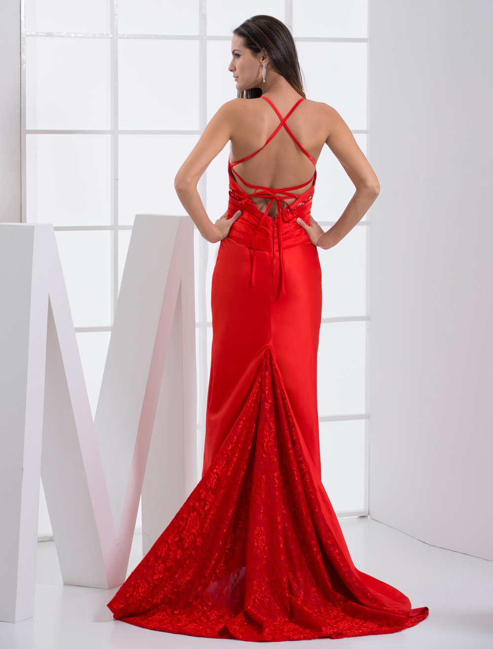 Robe de soirée mince en rouge à spaghetti en satin longue en arrière et ...