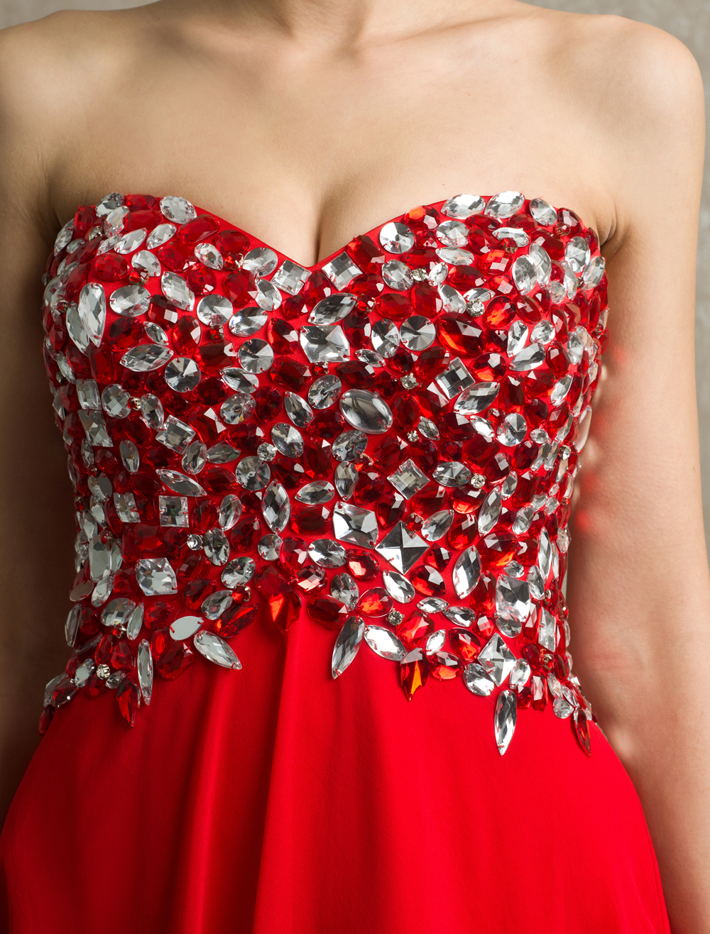 Robe de bal rouge en chiffon bustier décoré des perles laçage sur dos ...