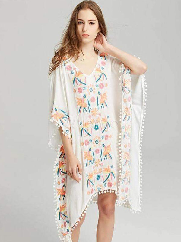 Robe droite blanche à manches courtes et encolure en V imprimée sur une ...